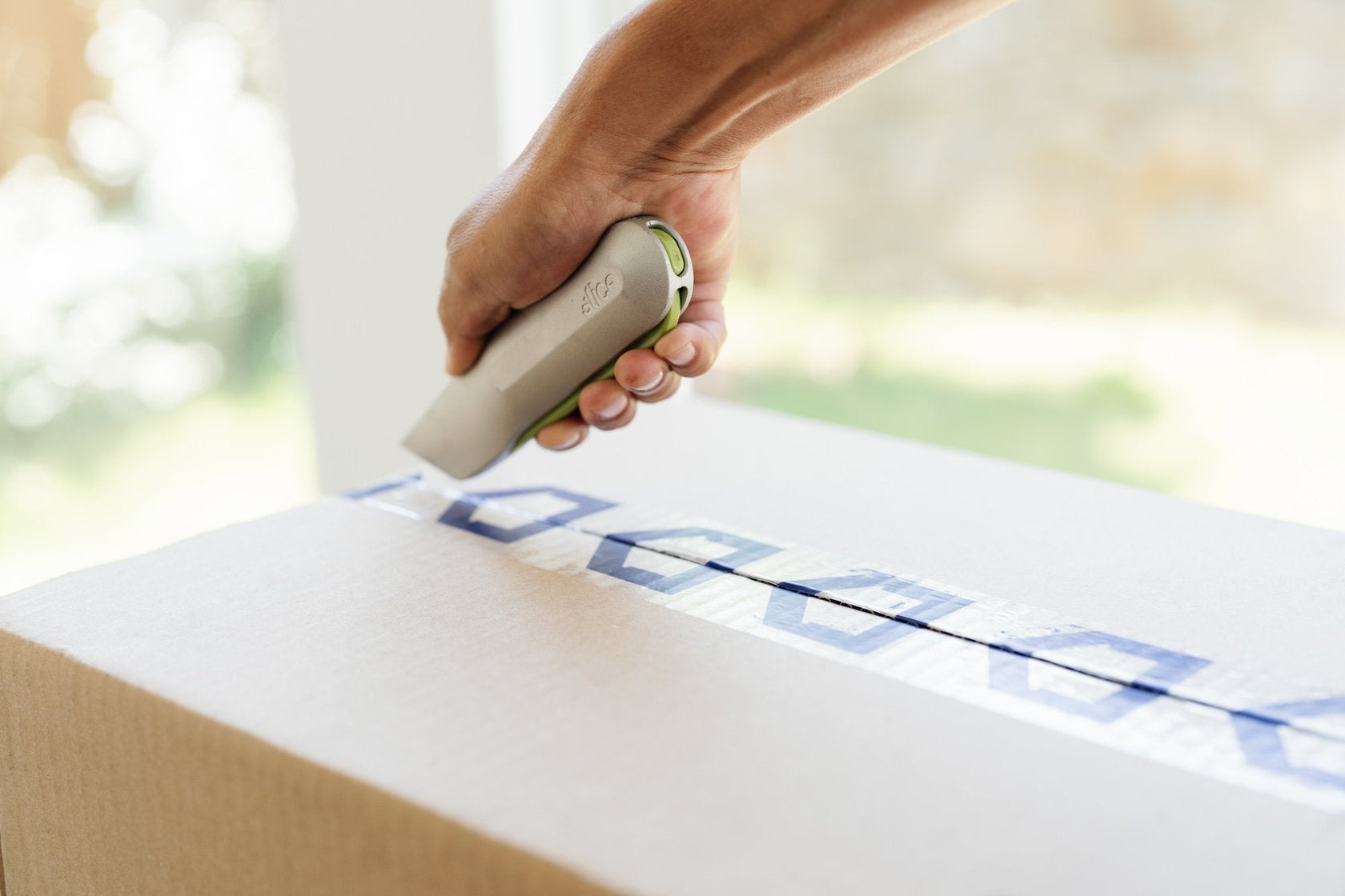 Cutter gatillo autorretráctil con mango metálico—Cuchilla Finger ...